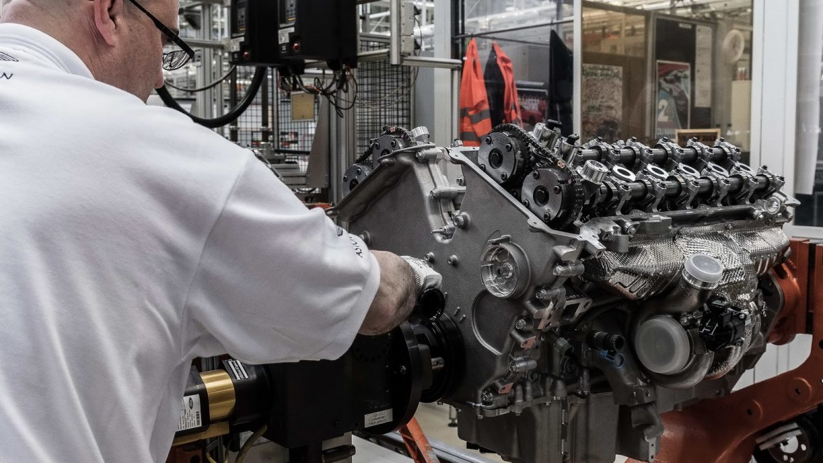 Un experto y 8 horas para montar cada motor del Aston Martin DB11