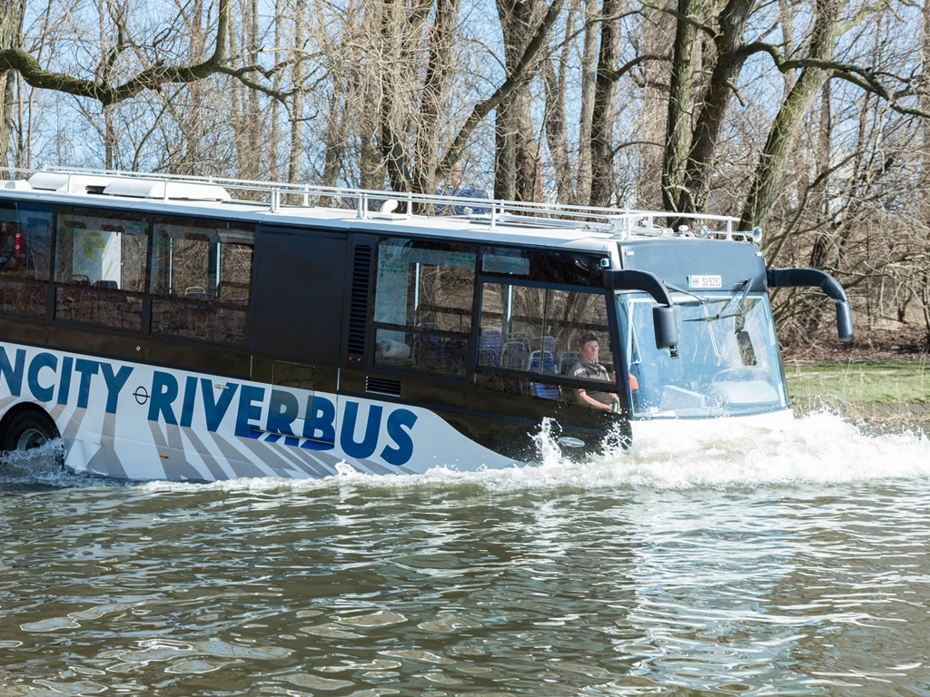 Este autobús entra al agua... y no le pasa nada