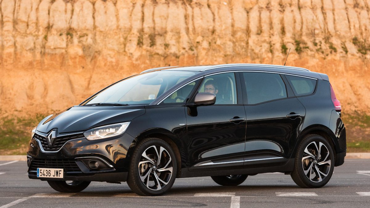 Cuatro monovolúmenes medios: conducción