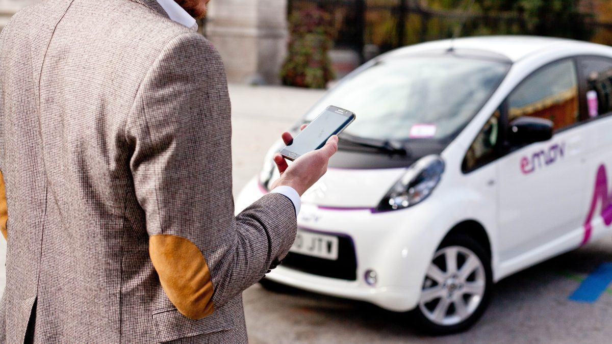 La DGT explica cómo se debe conducir un coche compartido