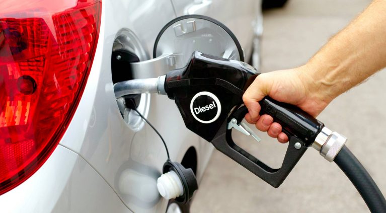¿Qué es la gasolina azul? Curiosidades sobre los colores de los combustible