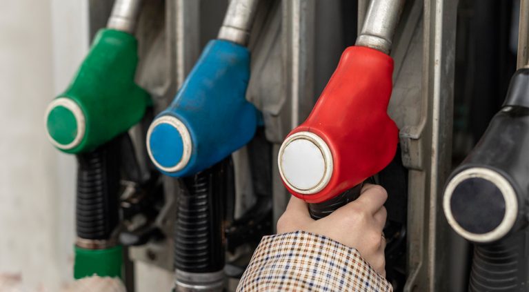 ¿Qué es la gasolina azul? Curiosidades sobre los colores de los combustible