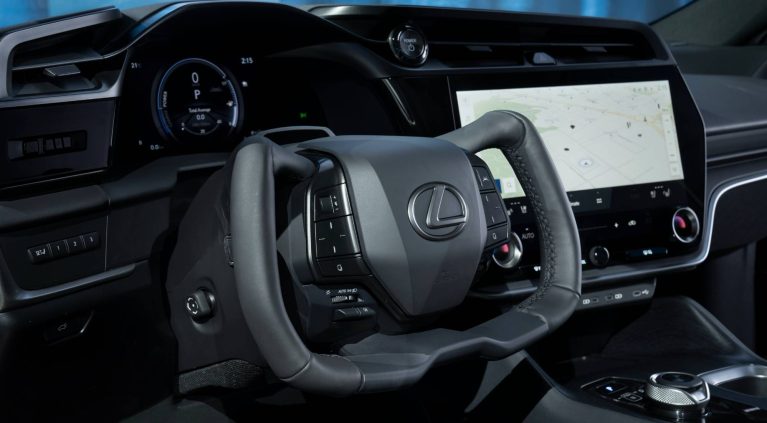 Lexus RZ 450e: un eléctrico con el volante de un avión