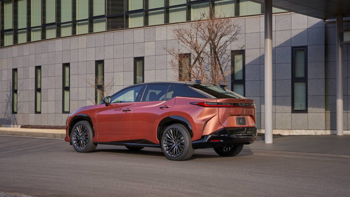 Lexus RZ 450e: un eléctrico con el volante de un avión