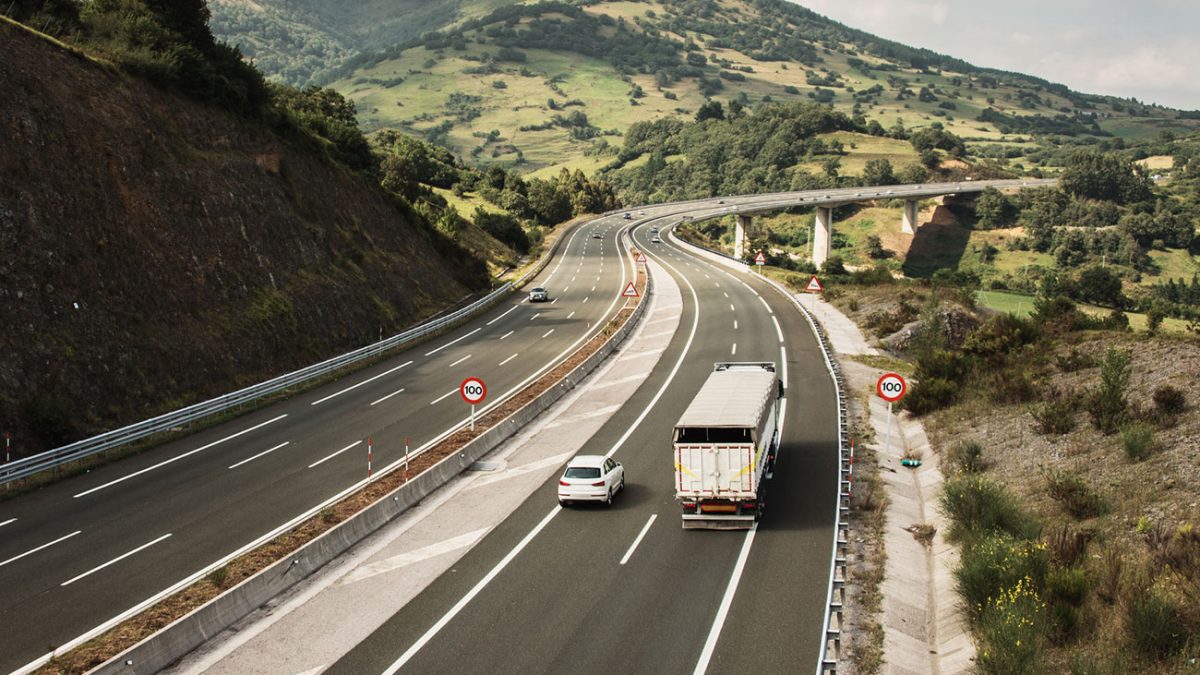 Velocidad mínima en autovía: ¿cuál es la multa por no respetarla?