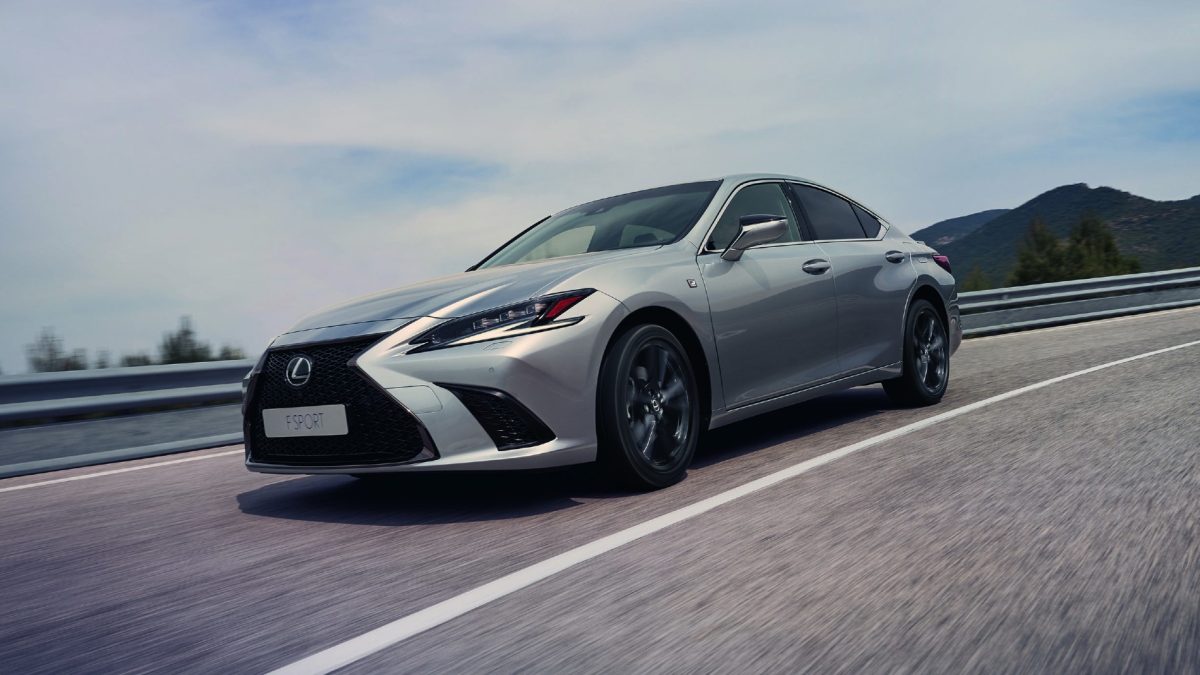 El Lexus ES 300h amplía su tecnología y se puede manejar a distancia