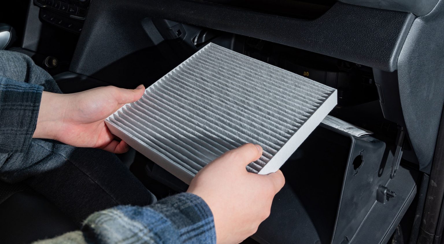 Limpiar el filtro del aire acondicionado: así se quita el mal olor en ...