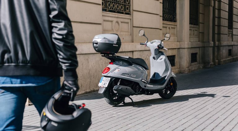 Así se aparca una moto en la acera para evitar las multas