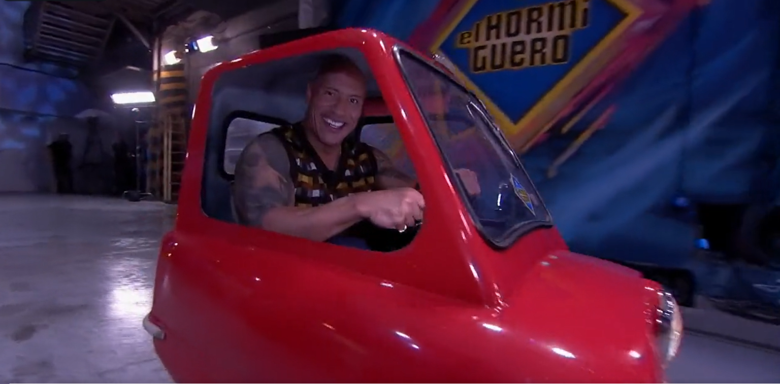 Cómo ‘La Roca’ entró en un Peel P50, el coche más pequeño del mundo