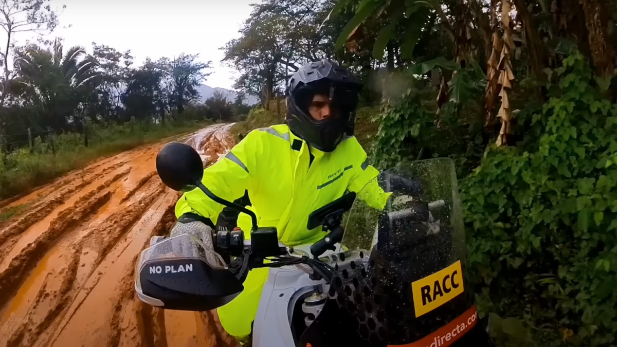 Las lluvias dificultan a Charly Sinewan su vuelta al mundo en moto