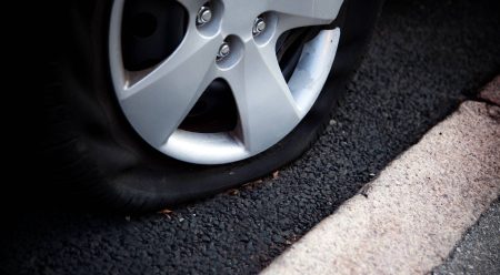 ¿Qué son los pesos que llevan las llantas y para qué sirven?