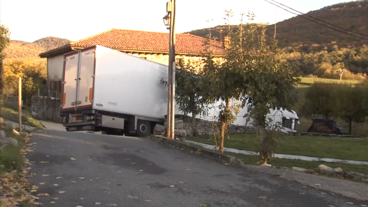 Atascado en una calle estrecha: los riesgos de hacer caso al GPS