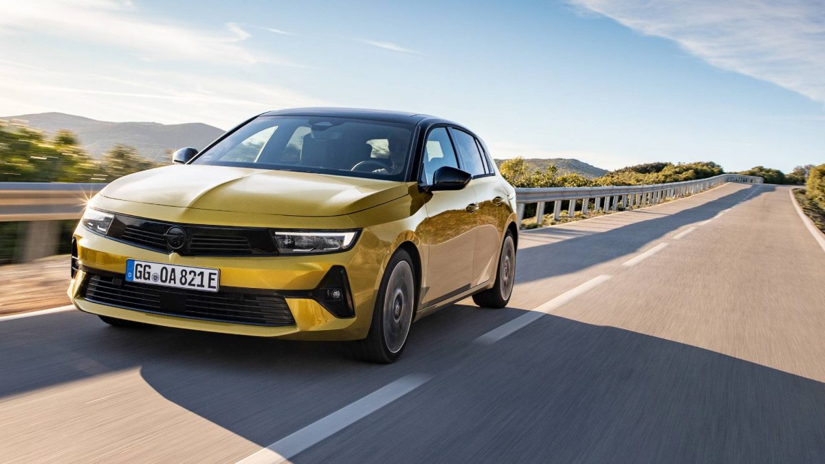 Al volante del Opel Astra, un compacto orientado a lo práctico