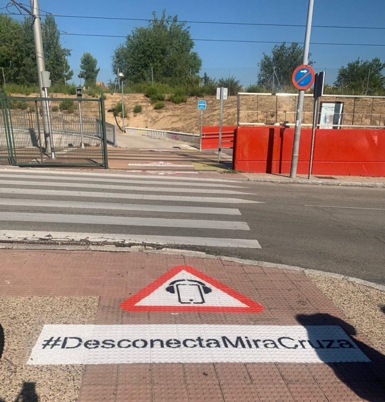 La solución de Boadilla del Monte contra los peatones 'zombis'