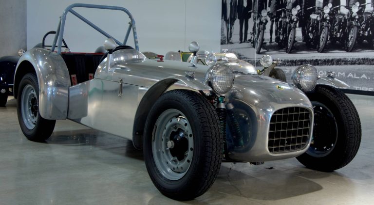 ¿Dónde se fabrican los Lotus y por qué la marca se llama así?