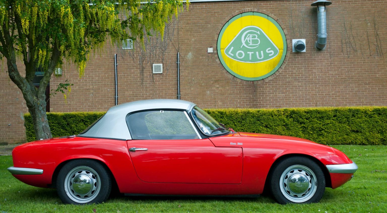 ¿Dónde se fabrican los Lotus y por qué la marca se llama así?