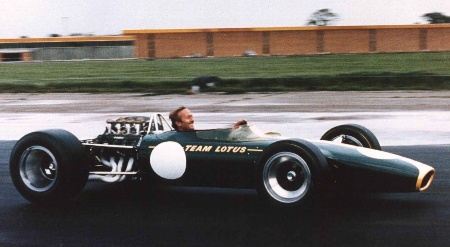 ¿Dónde se fabrican los Lotus y por qué la marca se llama así?
