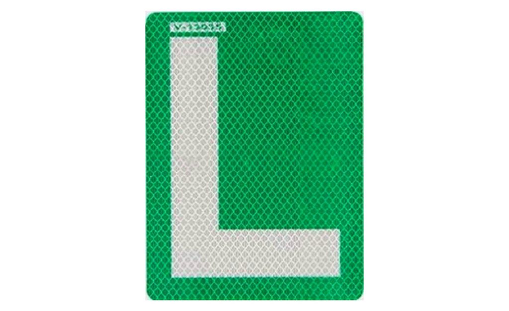 ¿Es obligatorio llevar la L en la moto?