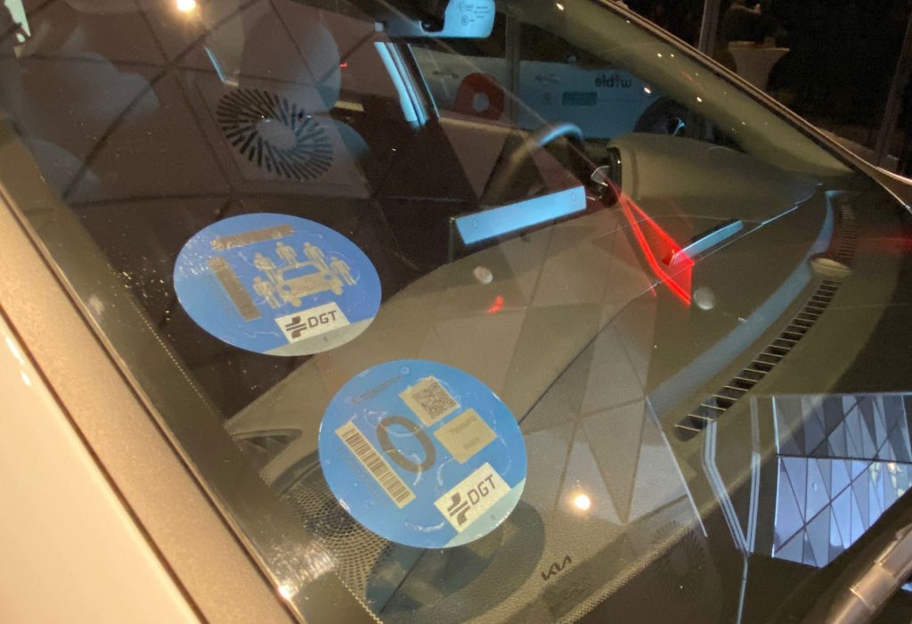 Etiqueta azul: la pegatina de la DGT que llevarán cada vez más coches