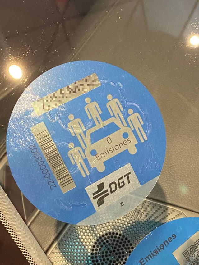 La pegatina de la DGT que casi ningún conductor conoce