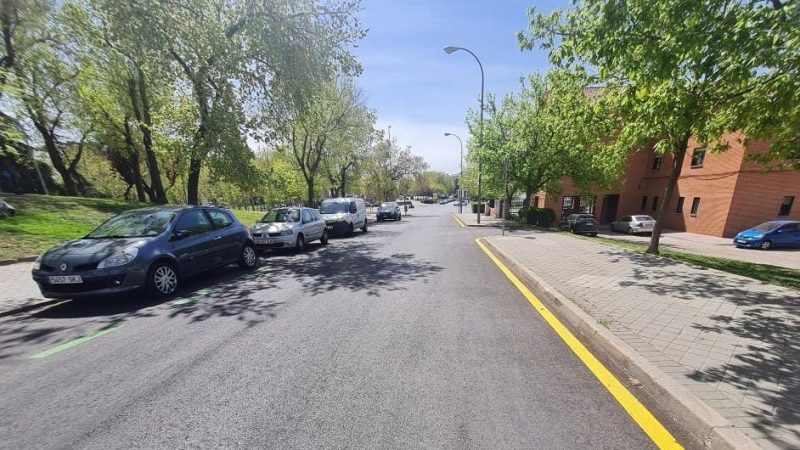 Un coche aparca así y no le deja espacio a este tractor para pasar: la venganza del agricultor ...