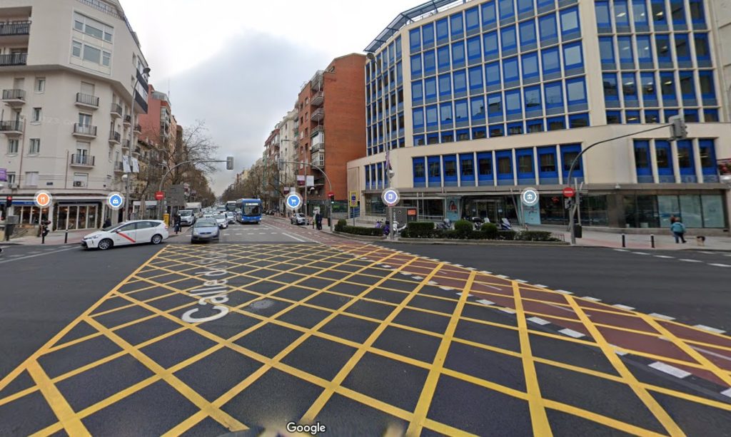 Líneas amarillas en la calzada: ¿qué prohíben exactamente?