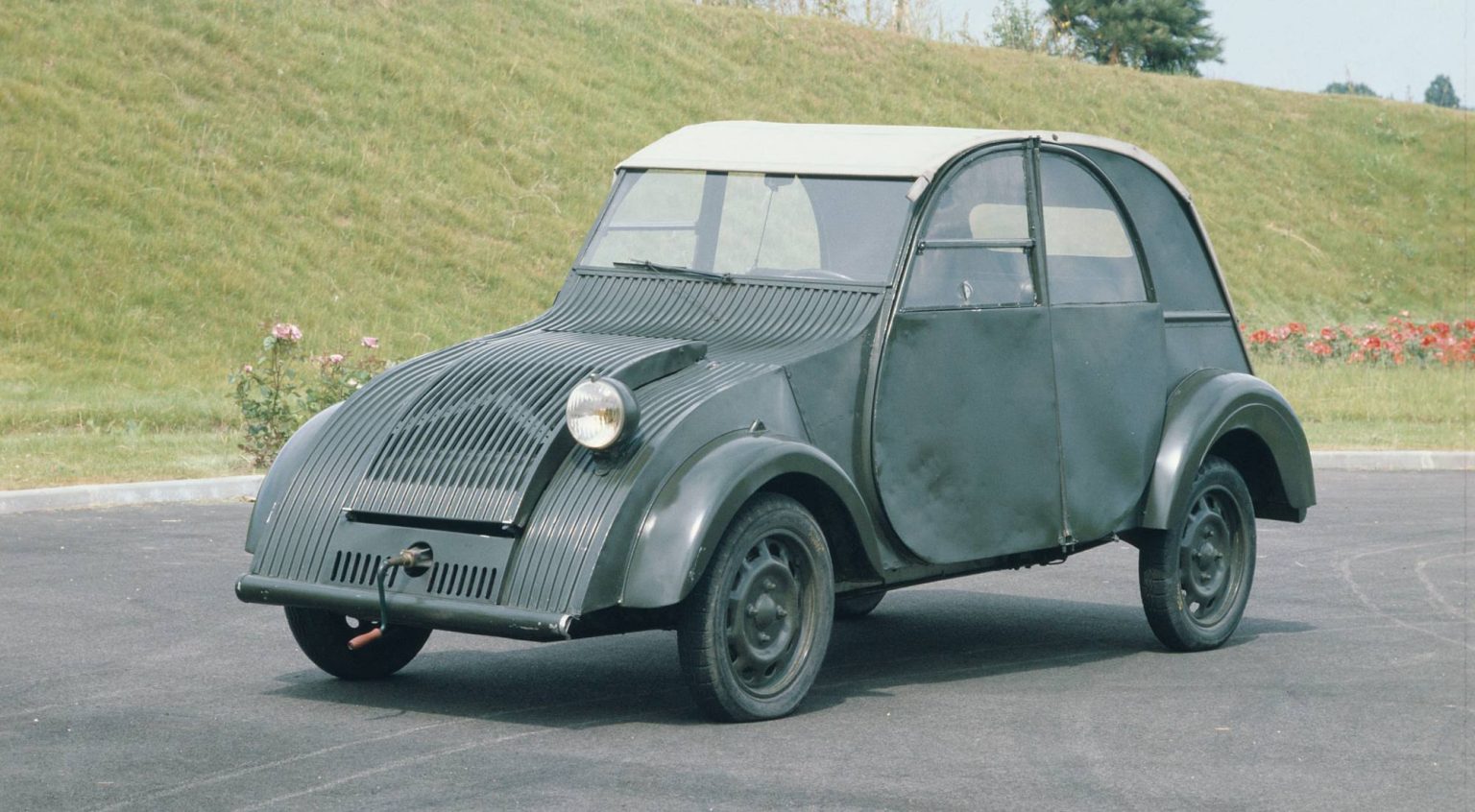 La asombrosa historia del Citroën 2CV, el mítico 'Dos Caballos'