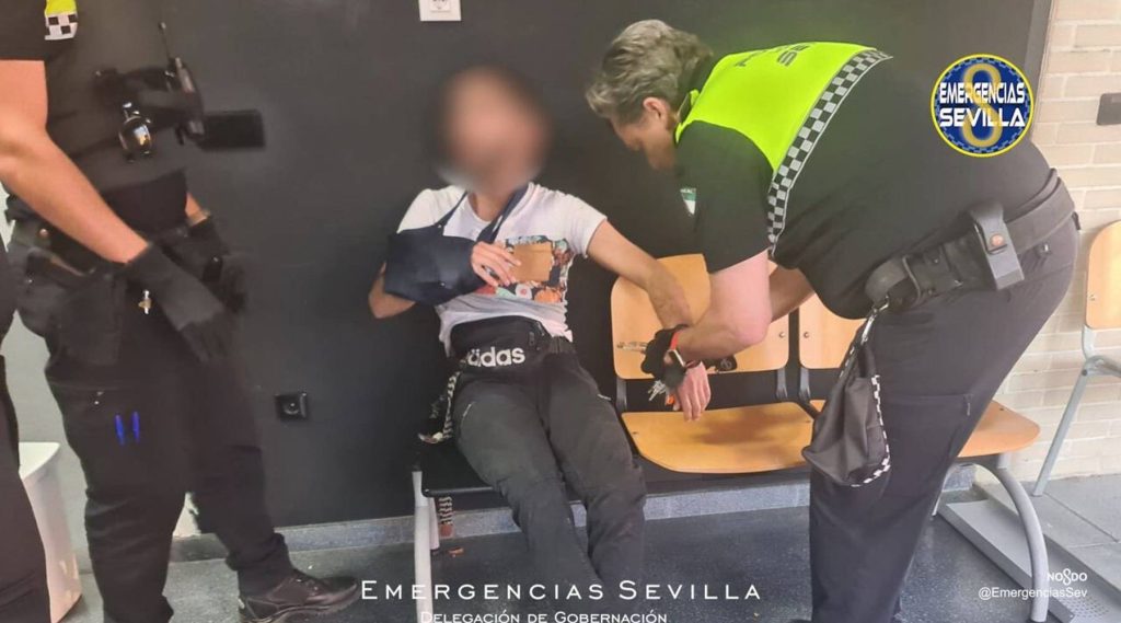 Choca contra una comisaría ebrio, bajo los efectos de las drogas y ...