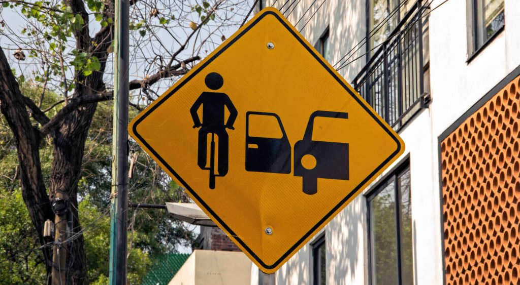 ¿Qué es el ‘dooring’ y cómo se puede evitar este gesto tan peligroso?