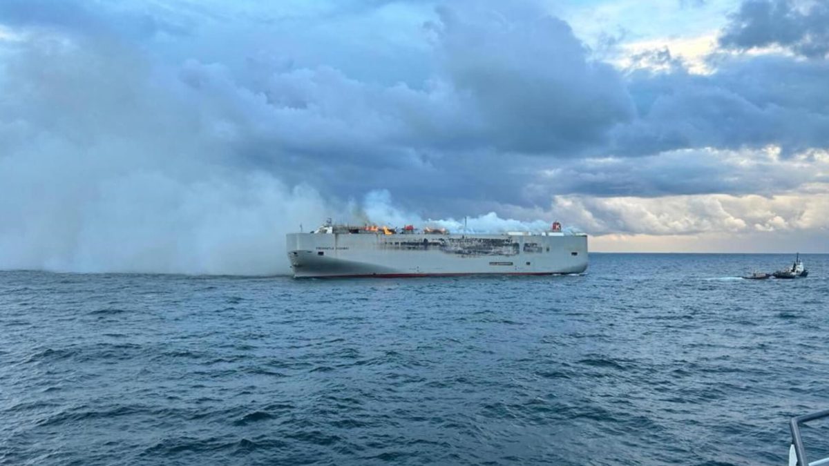 Incendio en un buque con 3.000 vehículos: el origen es un tipo de coche ...