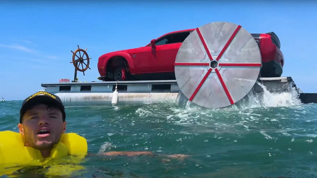 Un 'youtuber' transforma un Dodge en un barco