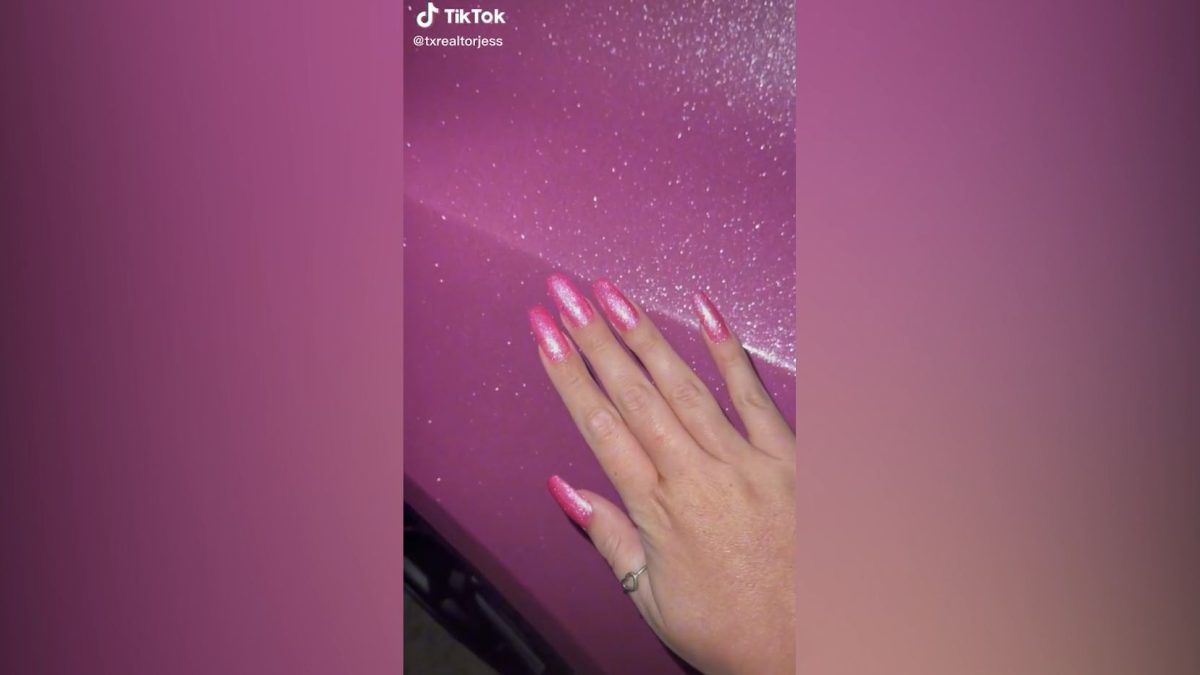 El coche de Barbie ya no es un Fiat 500: ahora es un Tesla rosa