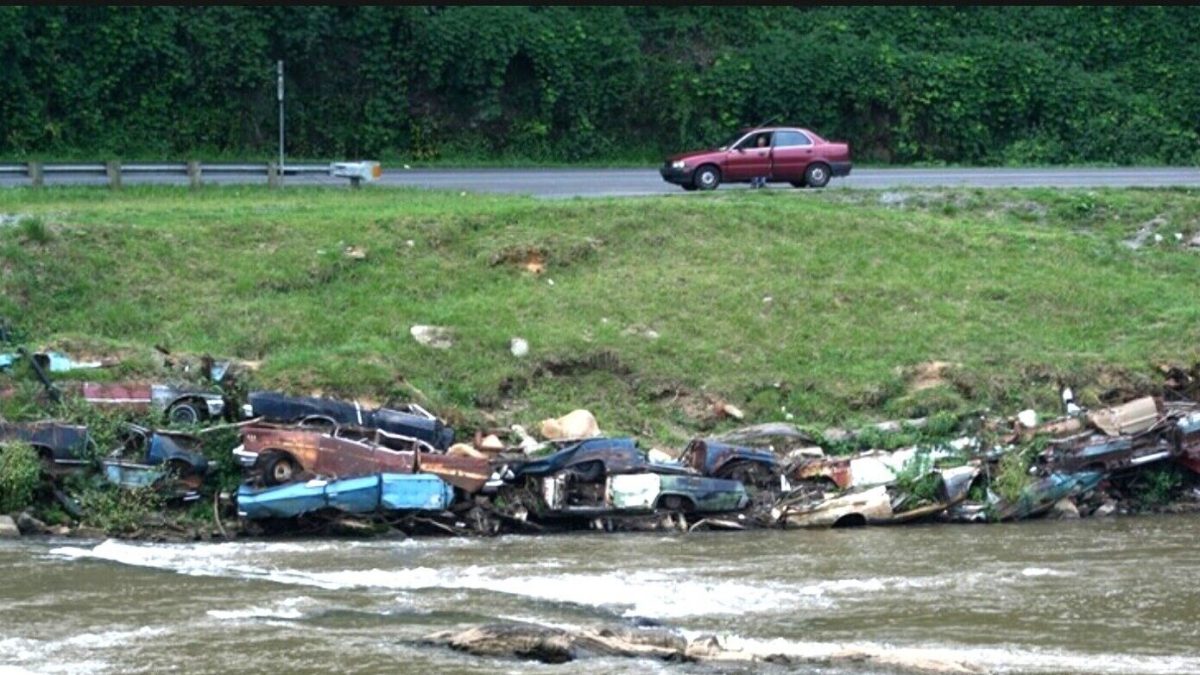 ¿Por qué este río tiene decenas de coches atados con un cable?: no es ...