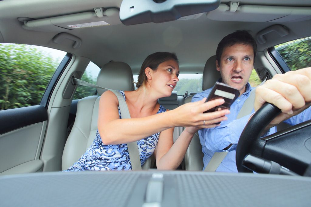 La acción del copiloto que más molesta al conductor: ¿hay algo más ...