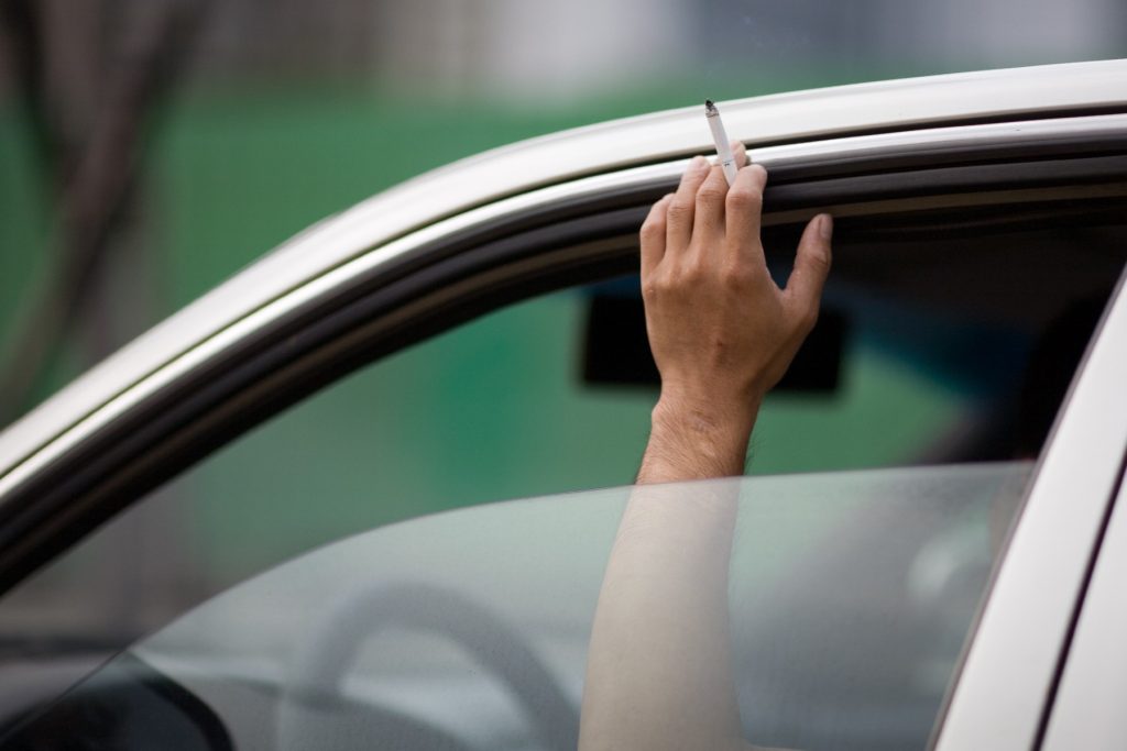 Nuevo plan antitabaco del Gobierno: ¿se prohibirá fumar en el coche?