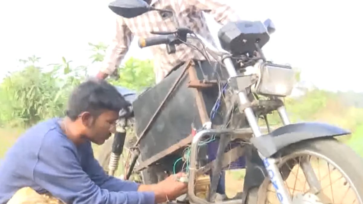 Un joven indio transforma una moto de gasolina a eléctrica en casa