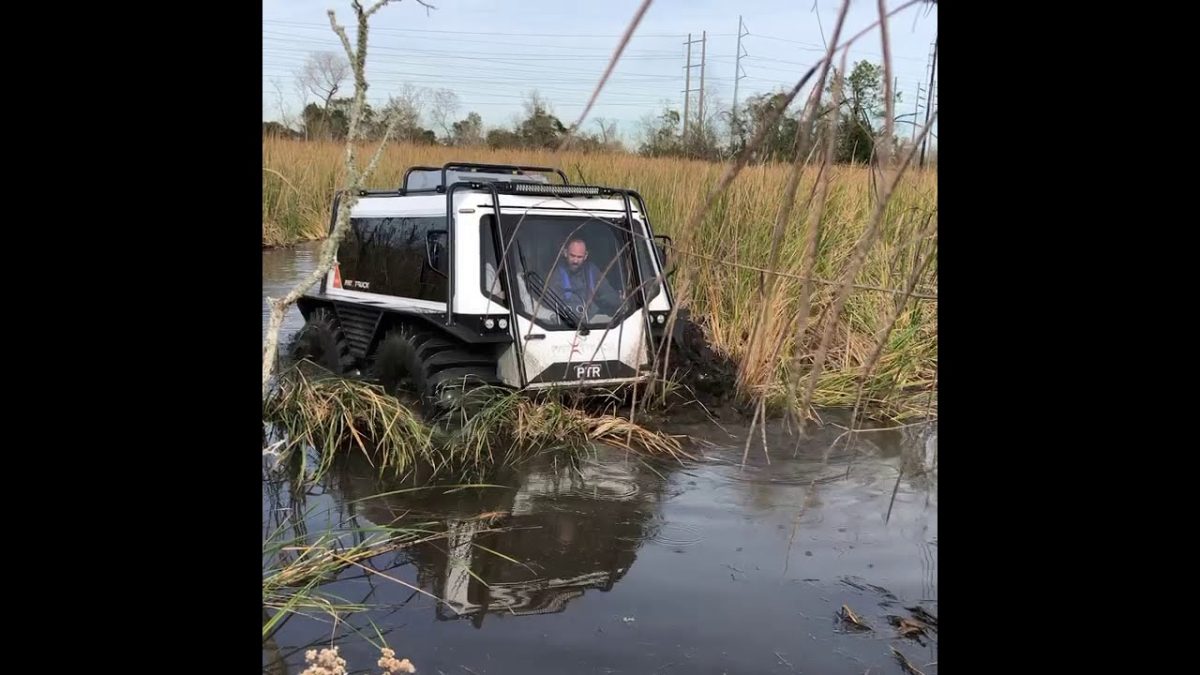Este camión no es una rana pero puede sumergirse en el agua