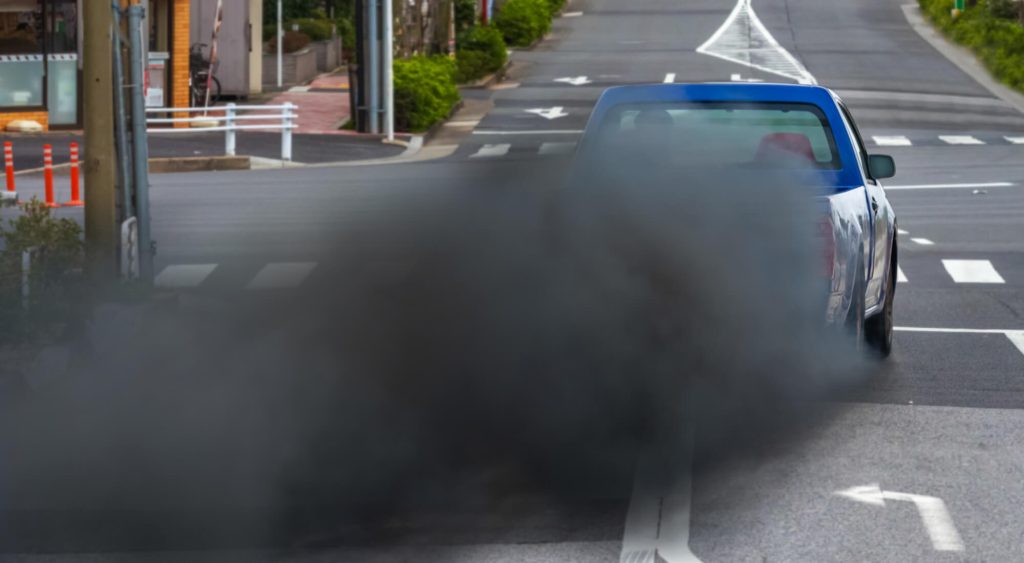 ¿Es peligroso el humo blanco que sale por el tubo de escape de los ...