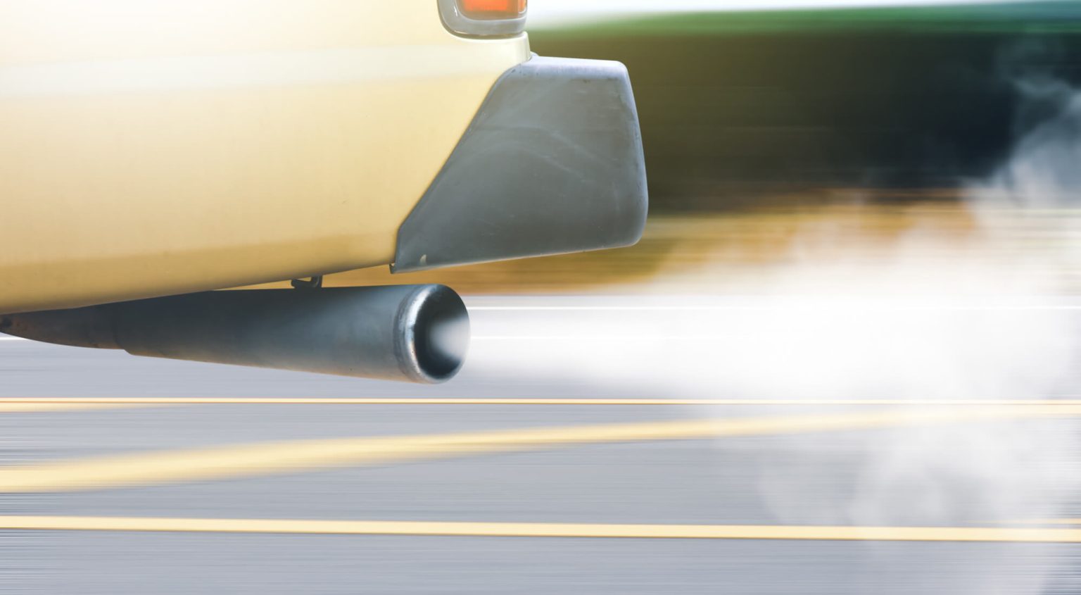 ¿Es peligroso el humo blanco que sale por el tubo de escape de los ...
