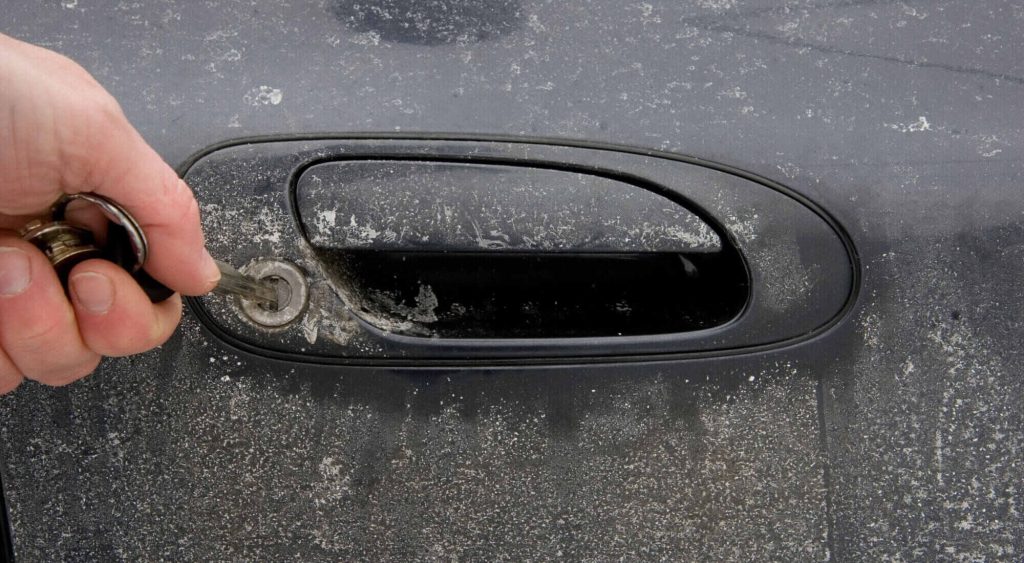 Mito o realidad: ¿sirve la sal común para quitar el hielo del coche?