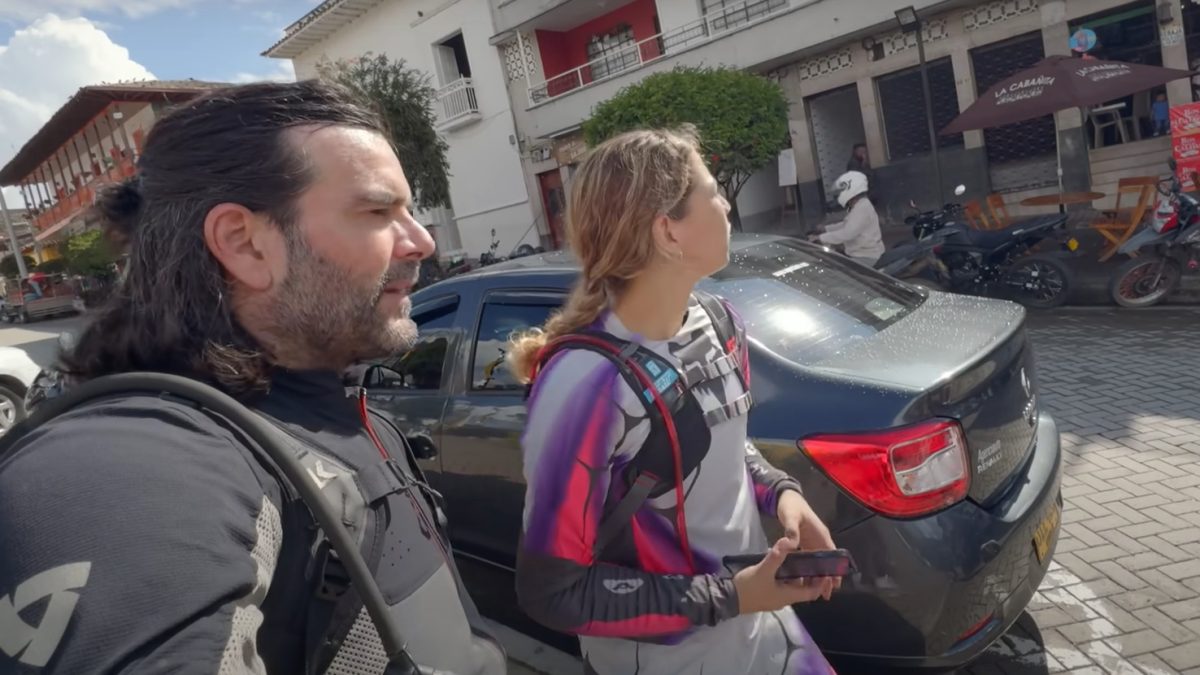 Sinewan abandona Medellín acompañado de Mariana Rave, una conocida ...