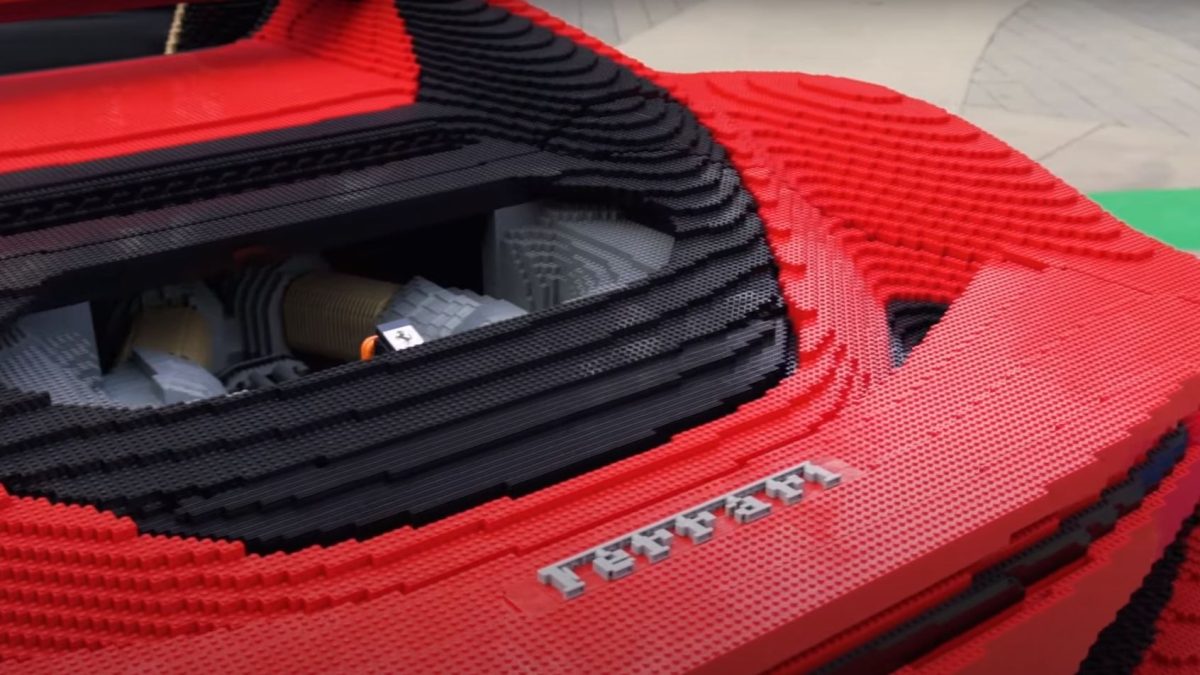 El espectacular Ferrari hecho con bloques de Lego que pesa dos toneladas