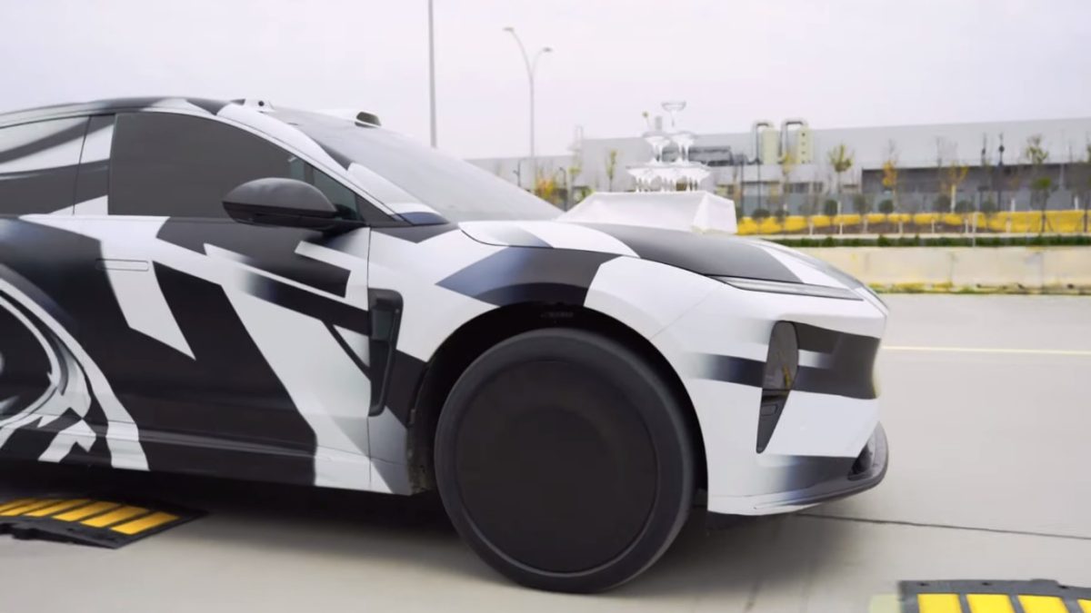 NIO ET9: un coche chino capaz de llevar varias copas llenas en el capó sin que se caigan