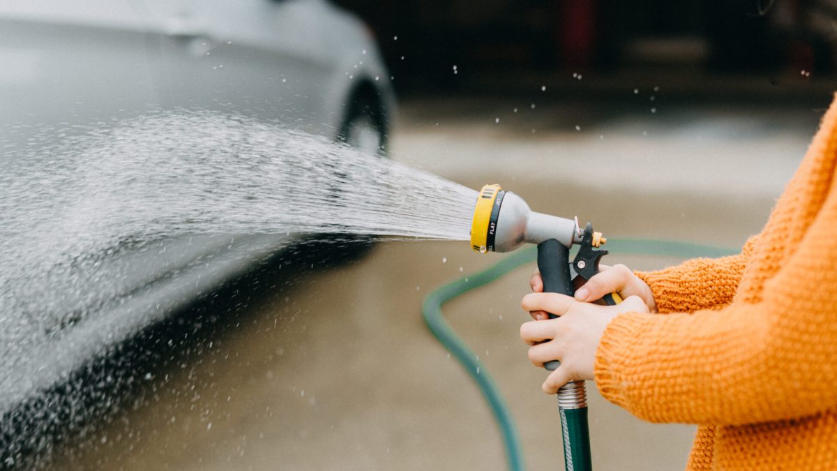 Cómo lavar el coche con menos de medio litro de agua: consejos para no ...