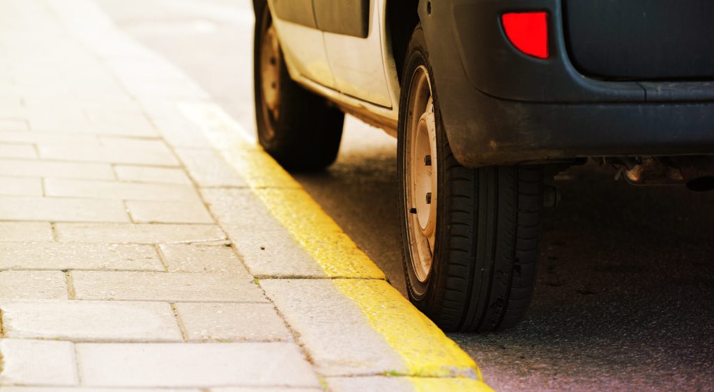 Prohibido aparcar en un vado, pero ¿qué pasa en un contravado?