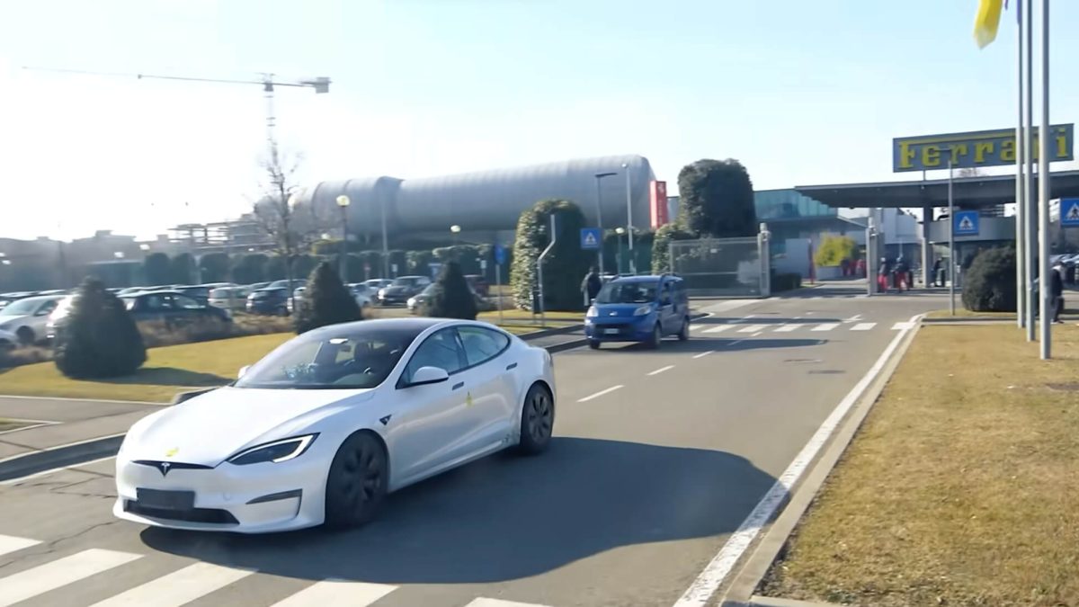 Un 'youtuber' detecta un Tesla Model S Plaid en la casa de Ferrari ...