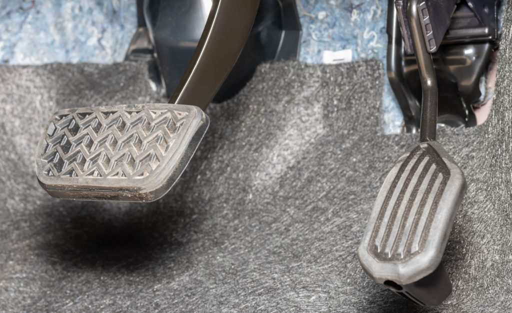 La disposición de los pedales del coche sigue un orden con lógica: embrague, freno y acelerador