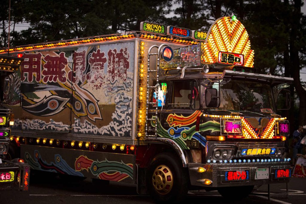 La fiebre japonesa por el 'dekotora': camiones con decoraciones imposibles que llenan las carreteras