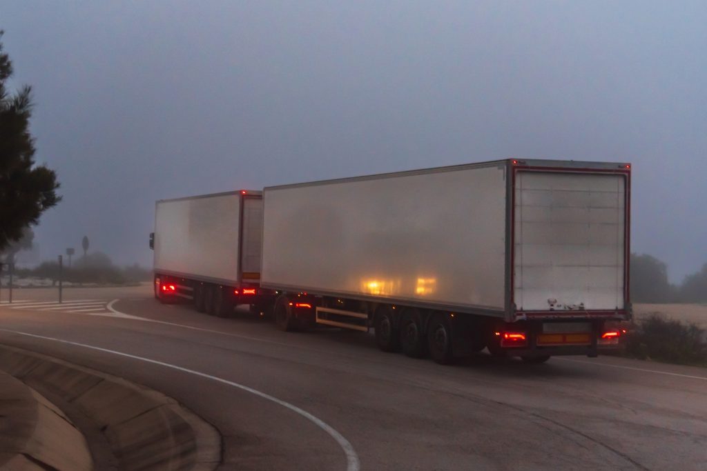 Qué es un duotráiler y cómo debe actuar un conductor cuando se lo encuentre