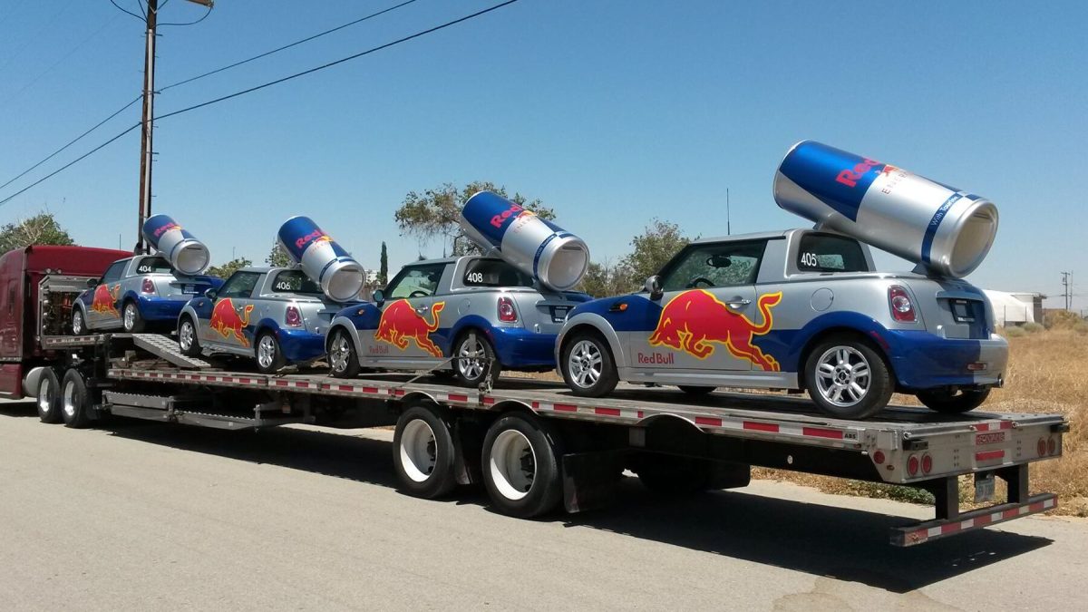 La curiosa historia del Mini Cooper con la lata gigante de Red Bull